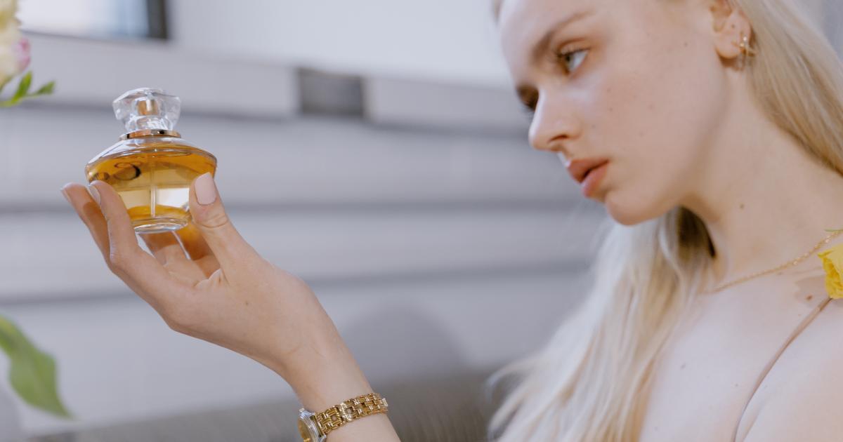 Vabbing: Το νέο viral beauty trend στο TikTok είναι το άρωμα από τα ...