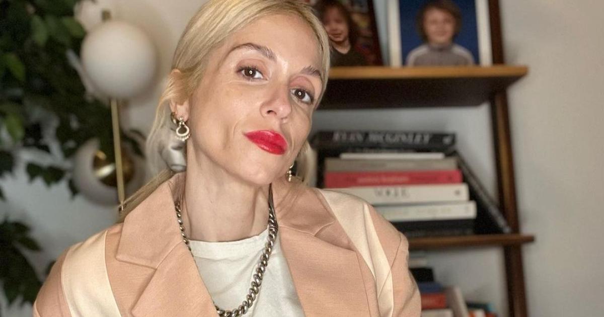 Slay! Η Σοφία Καρβέλα απογειώνει το total white look με την viral ...